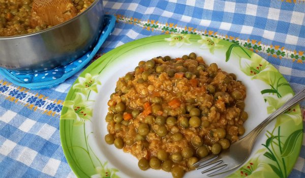 Яхния от постен грах с червена леща - Моята Рецепта