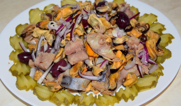 Морска салата с миди и пушена скумрия - Моята Рецепта