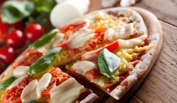 Пица със сирене и ананас - Моята Рецепта