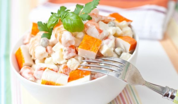 Шарена салата с рачешки рулца - Моята Рецепта