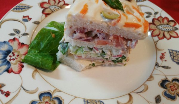 Солена торта с риба тон и рулца от раци - Моята Рецепта